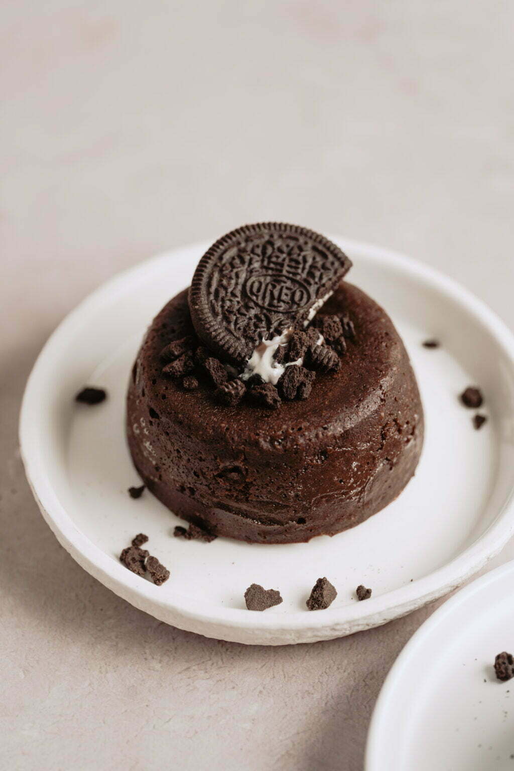 Proteinski lava cake z belo čokolado in Oreo piškoti – Nina Zorčič