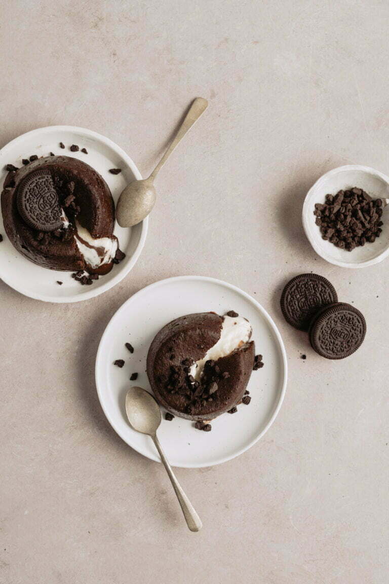 Proteinski lava cake z belo čokolado in Oreo piškoti – Nina Zorčič