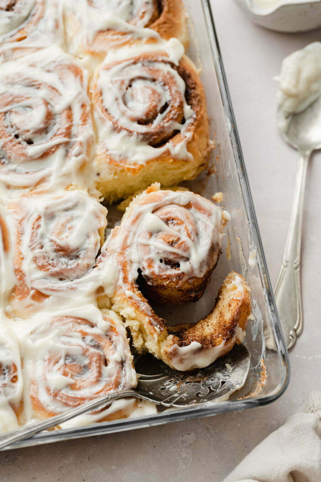 Najbolj puhaste cimetove rolice – Nina Zorčič