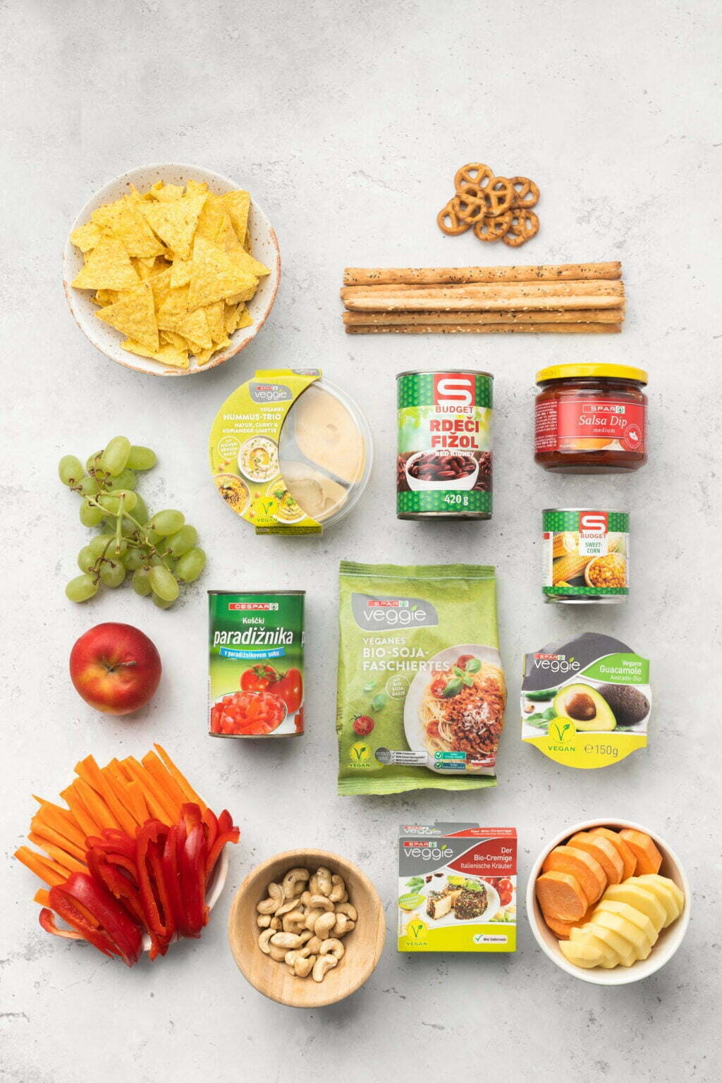 Veganski narezek z najboljšimi veganskimi Nachosi in “Queso omako ...